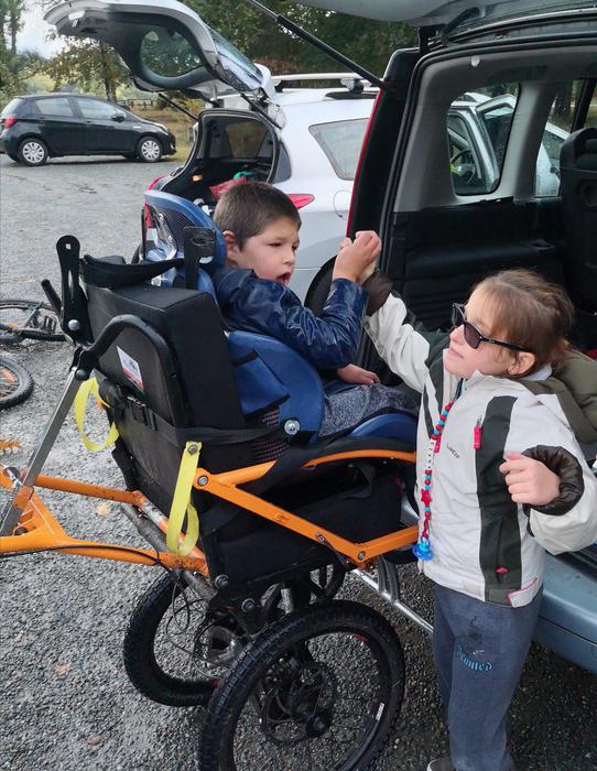 Anaïs et Gabriel s'essayent aux joies de la joëlette :: Familles ...